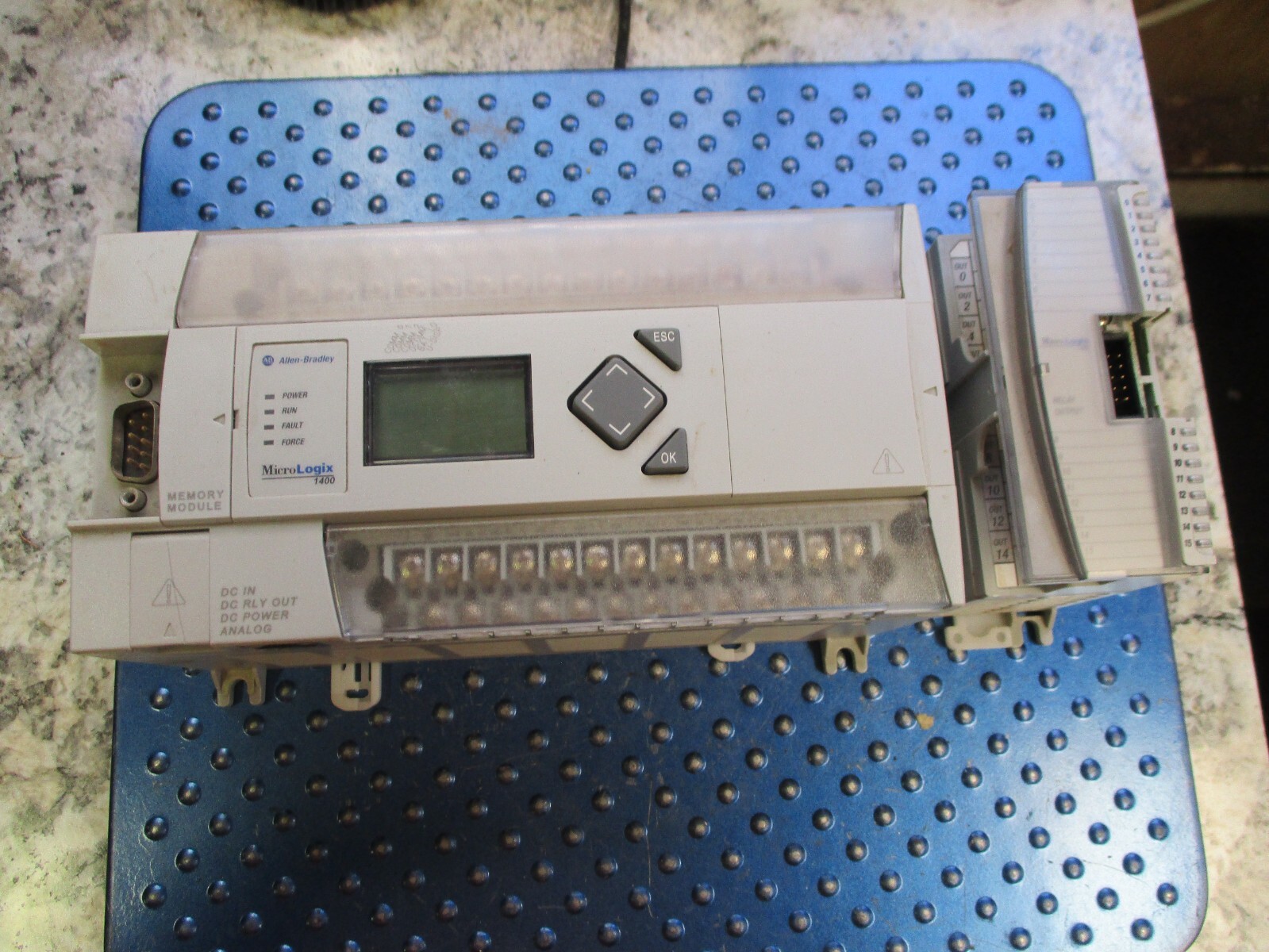 ALLEN BRADLEY MICROLOGIX 1400 SER A REV C W/ RELAY OUTPUT 1762-OW16 ...