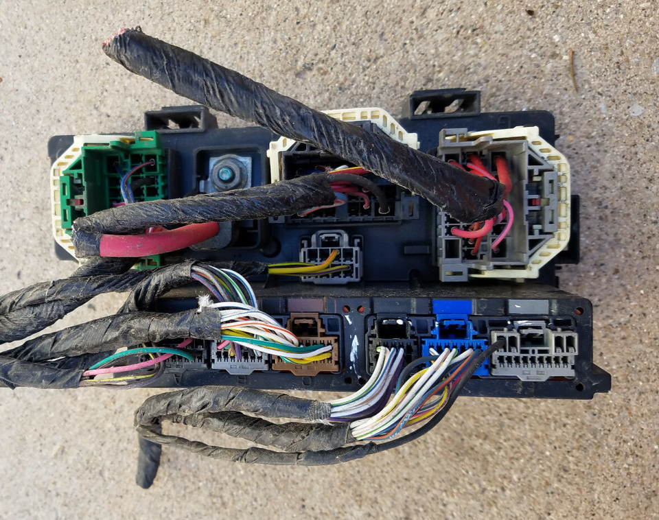 08 09 CHRYSLER SEBRING Avenger FUSEBOX POWER RELAY TIPM MODULE BCM ...