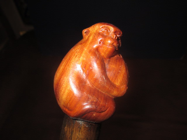 MW.959: VINTAGE HAND CARVED BOXWOOD MONKEY ON ASH WOO… - Gem