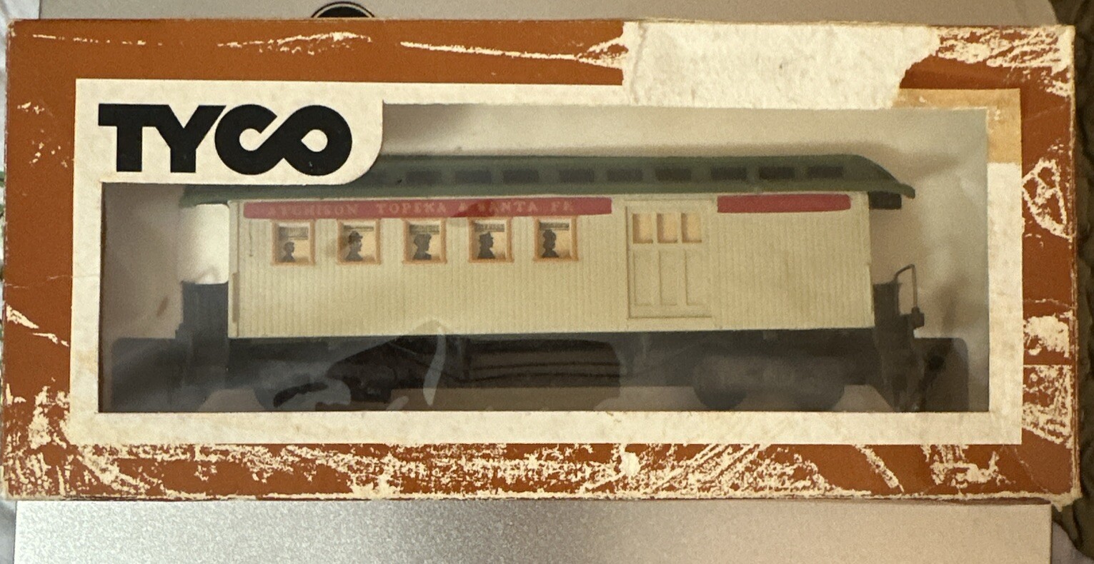 HO Scale Tyco, 1890 Combine Passenger Car, ATSF Santa Fe, White & Green ...