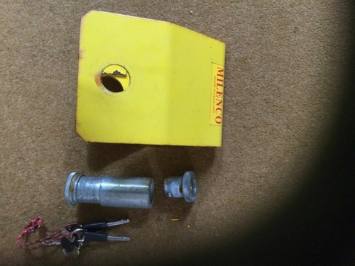 MILENCO HEAVY DUTY HITCH LOCK FOR CARAVAN OR TRAILER. 2 KEYS. USED ...