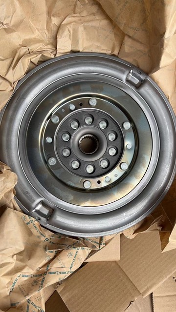 LuK 415062709 Dual Mass Flywheel (W/O BOLTS) Replaces 0B5105317M ...