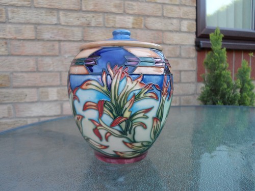 MOORCROFT POTTERY. INDIAN PAINTBRUSH PATTERN TOBBACO JAR. PHILLIP ...