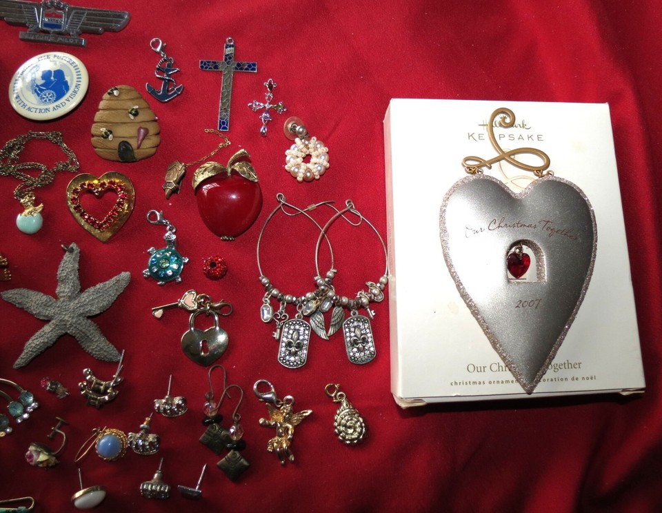 VINTAGE ASSORTED PINS, BUTTONS, & JEWLERY | eBay