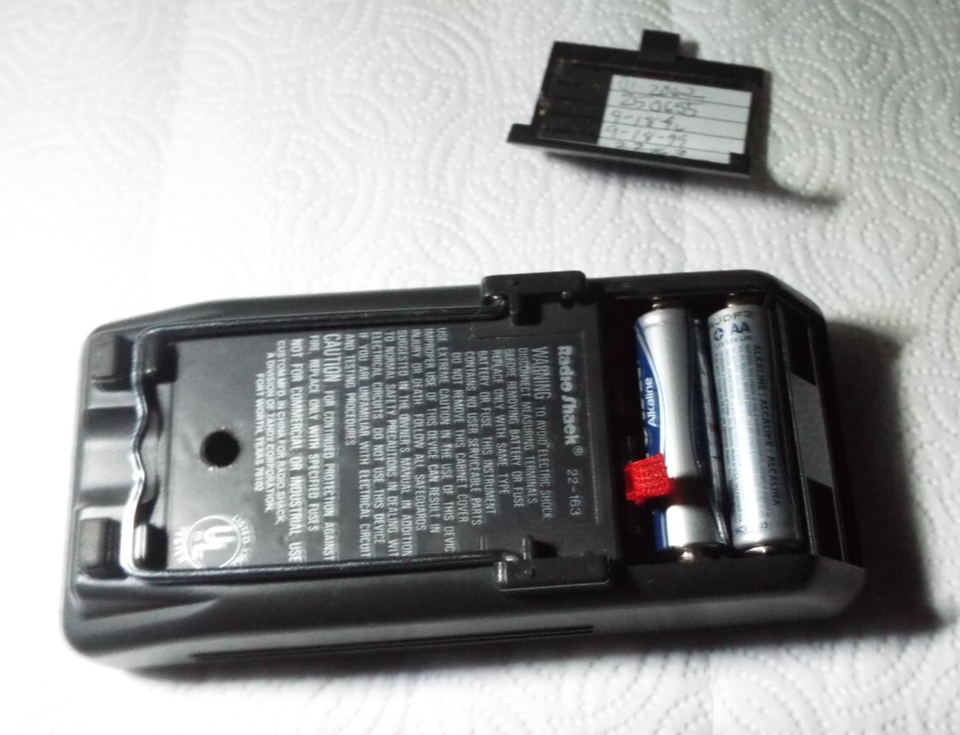 VTG. RADIO SHACK AUTO-RANGE DIGITAL MULTIMETER WITH LEADS "WORKS GREAT ...