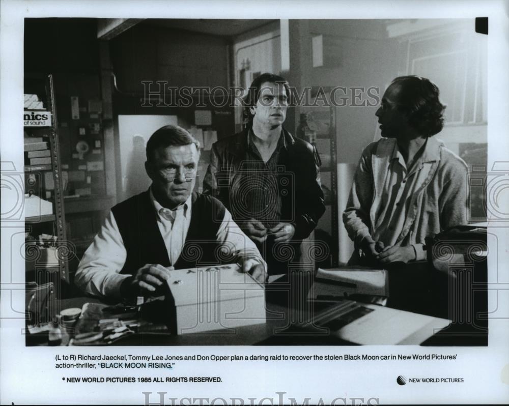 1985 Press Photo Tommy Lee Jones and Don Opper in Black Moon Rising ...