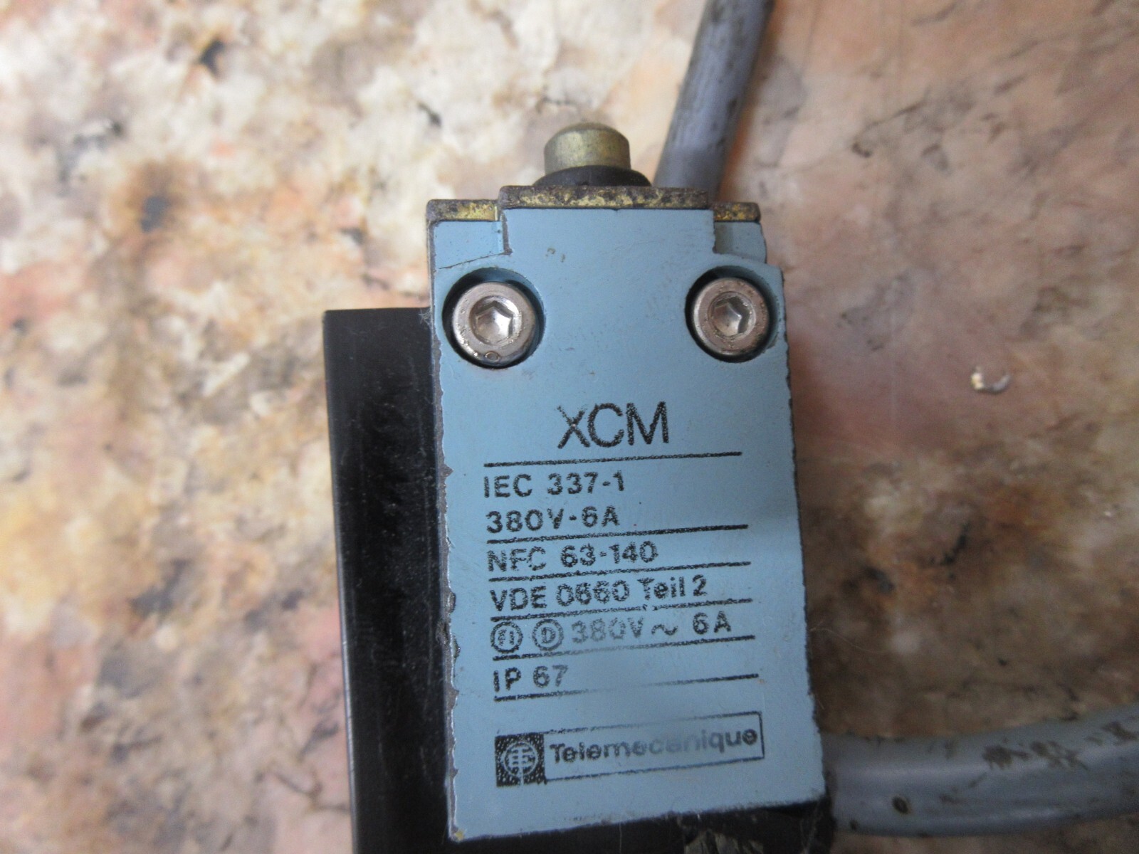 TELEMECANIQUE SAFETY LIMIT SWITCH XCM IEC 337-1 380V-6A NFC 63-140 VDE ...