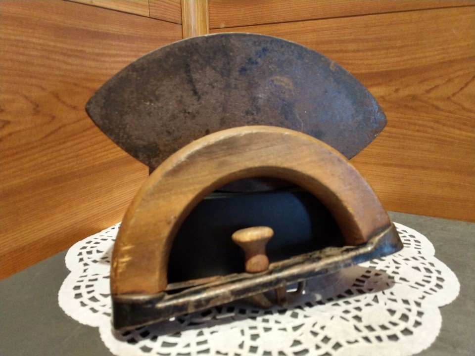 1 VINTAGE HOWELL COMPANY GENEVA, ILLINOIS SAD IRON WITH A DETACHABLE ...