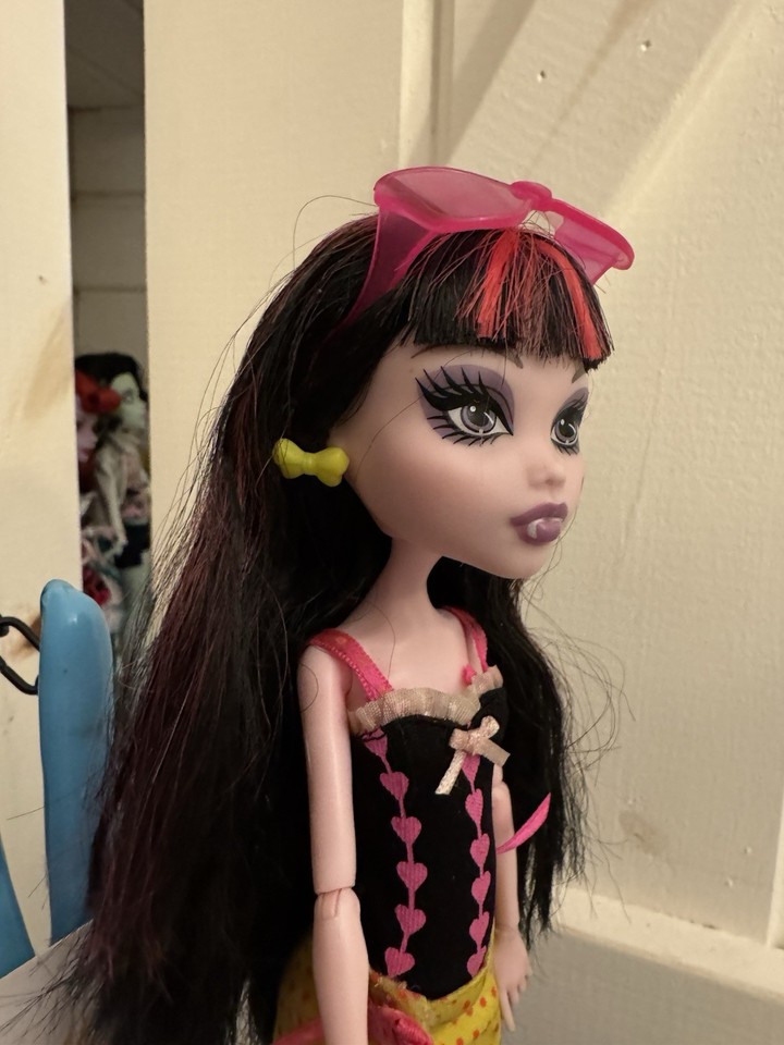 monster high Draculaura gloom beach Doll W/sunglasses | eBay