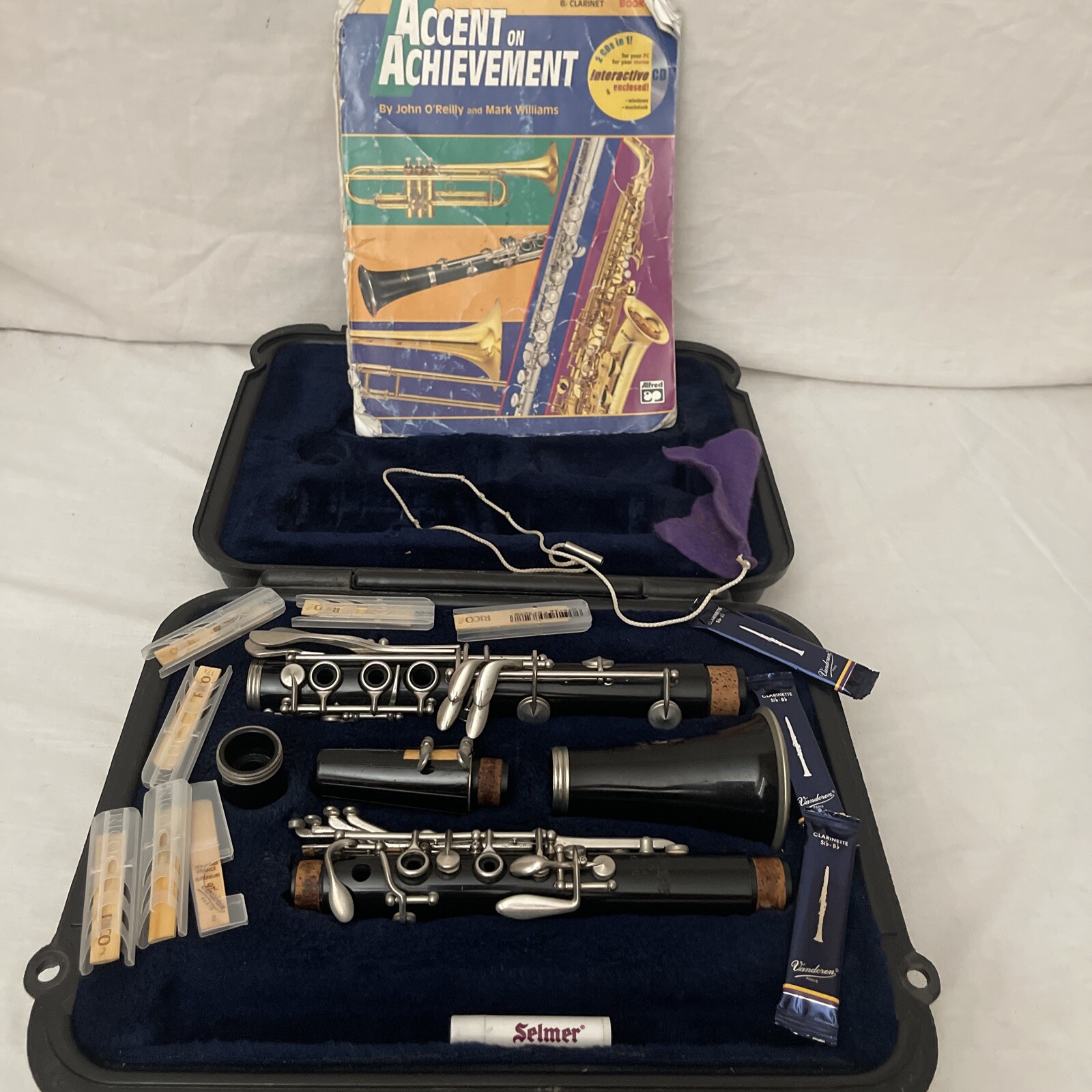 The Selmer Company "Bundy Resonite" Clarinet. Comes With Everything You ...