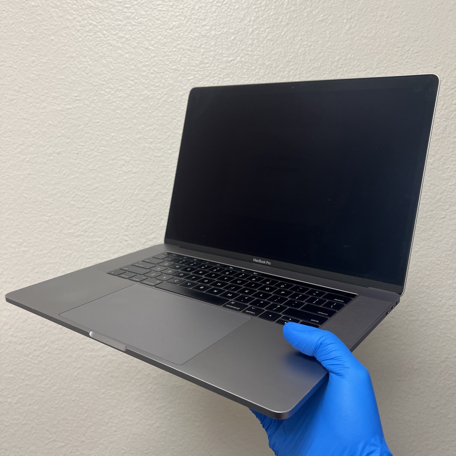 Apple MacBook Pro 15.4 in 2016 Space Gray/Intel Core i7 6th Gen. 2.60 ...