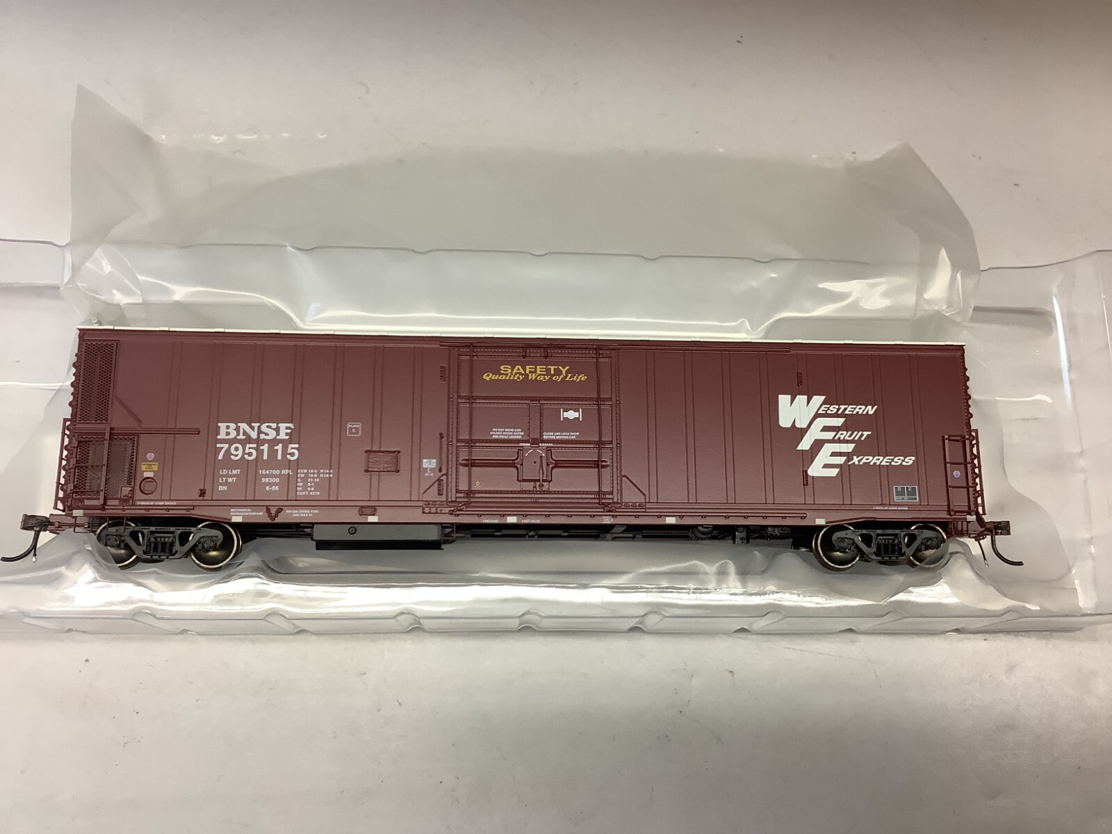 Athearn Genesis #G66407 HO scale “BNSF” 57' FGE reefer with sound Rd ...