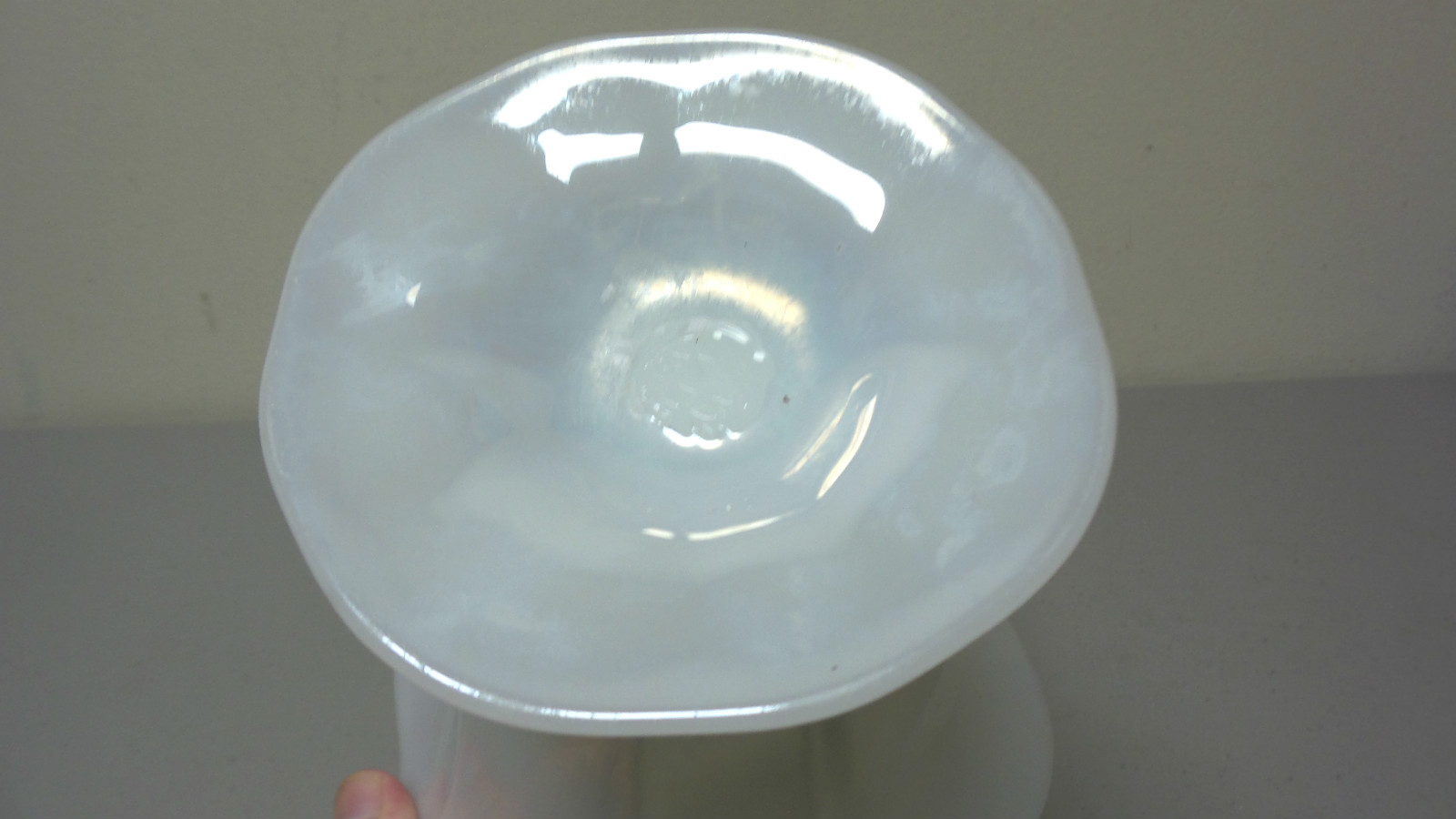 ANTIQUE CARDER ERA STEUBEN OPTIC RIBBED CALCITE FAN VASE, SHAPE 7564, c ...