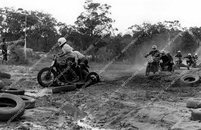 crp-32184 1975 Ben Murphy and motorcycle stunt racers film Sidecar ...