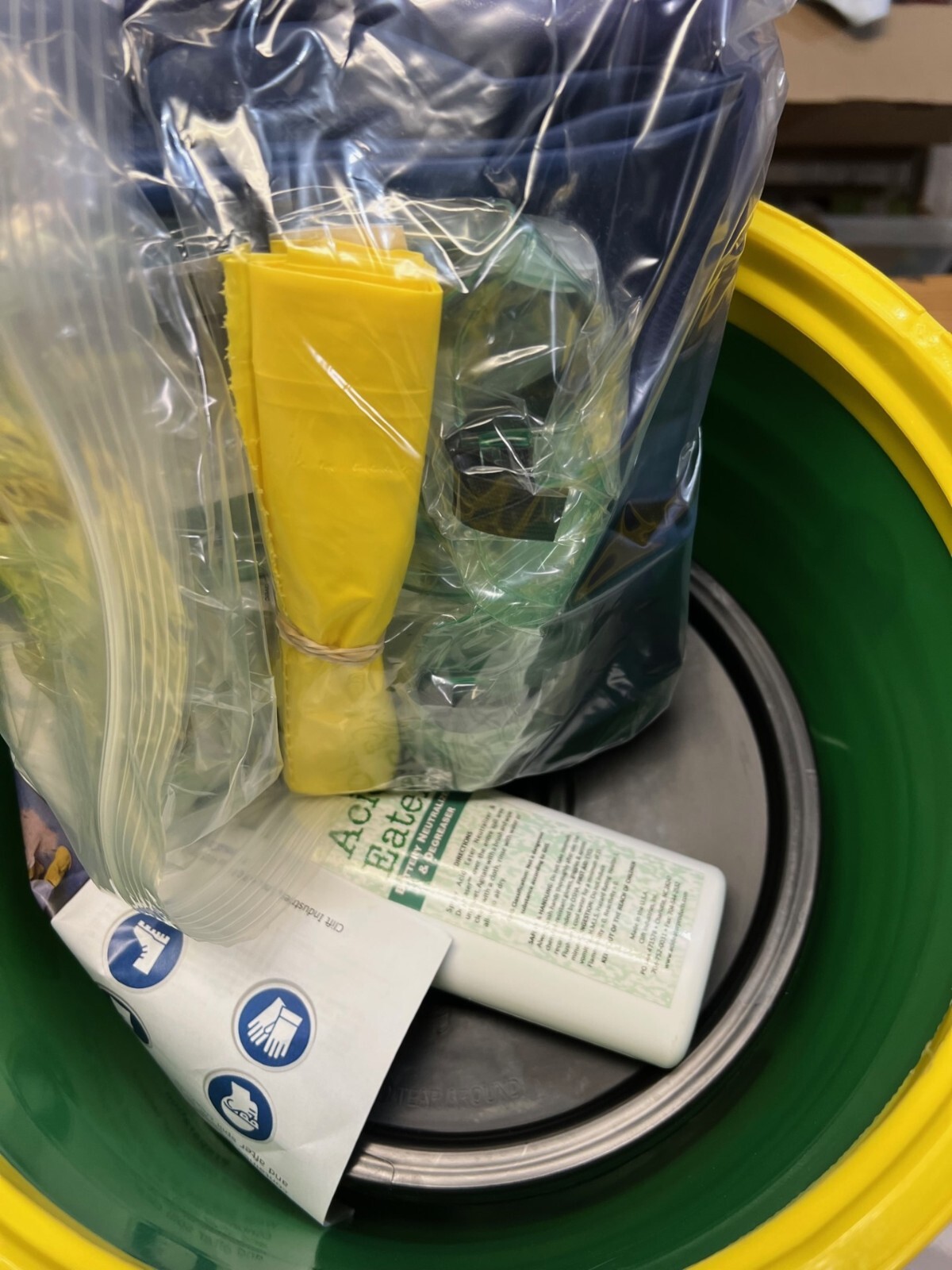 ACID EATER Battery Acid Spill Kit: 2 gal Volume Absorbed Per Kit, 2 gal ...