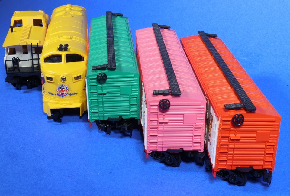 IHC HO Scale Corkey's Carnival Caravan Billboard Train Set 711 | eBay