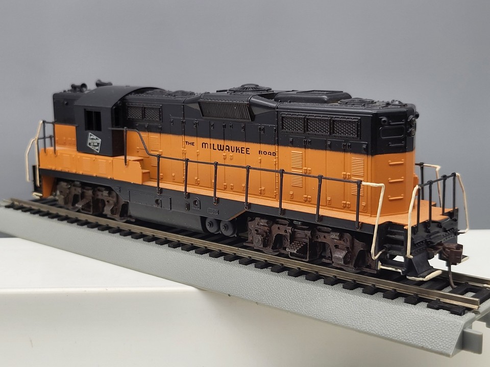 Athearn HO Scale GP9? Locomotive Milwaukee FOR PARTS, $5/$2/$10 Ship (Lot 25) | eBay