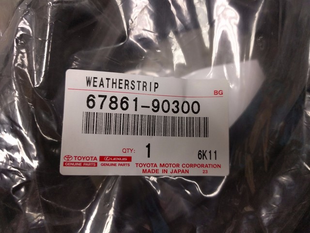 Toyota Genuine OEM 67861-90300 Weatherstrip Front Door RH 6786190300 ...