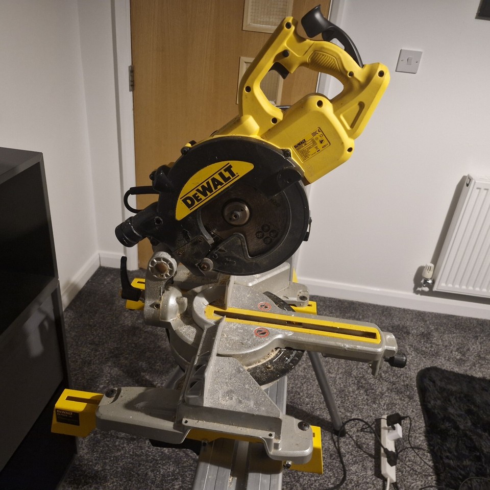 DEWALT DE7033 Heavy Duty Short Beam Mitre Saw Leg Stand 5055018117900 ...