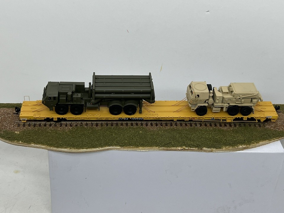 Walthers 920-104617 89’ TTX TPDX flat car w/2 Army HEMTT missle ...