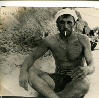 Gay Interest Photo Handsome Guy Muscle Beefcake Atlete smoking ...