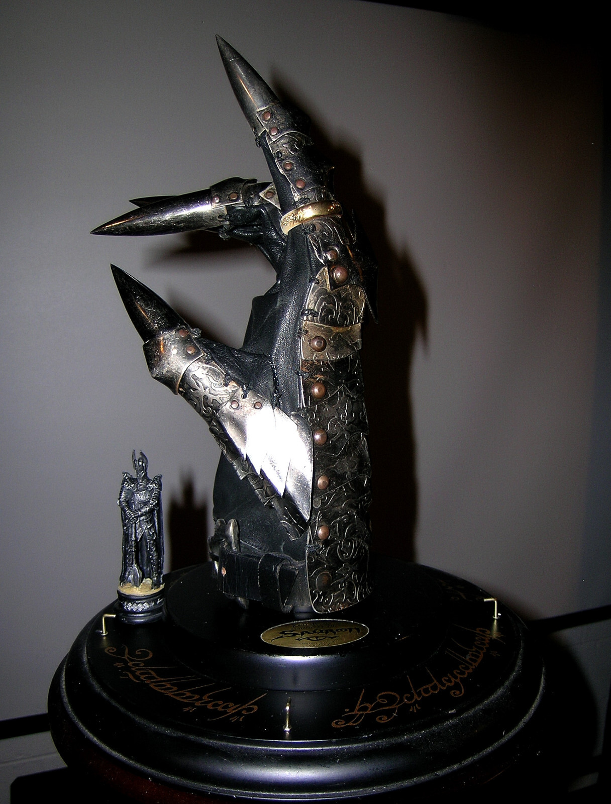 SAURON'S ONE RING GAUNTLET LIMITED ED (UC1411) United Cutlery + Stand ...