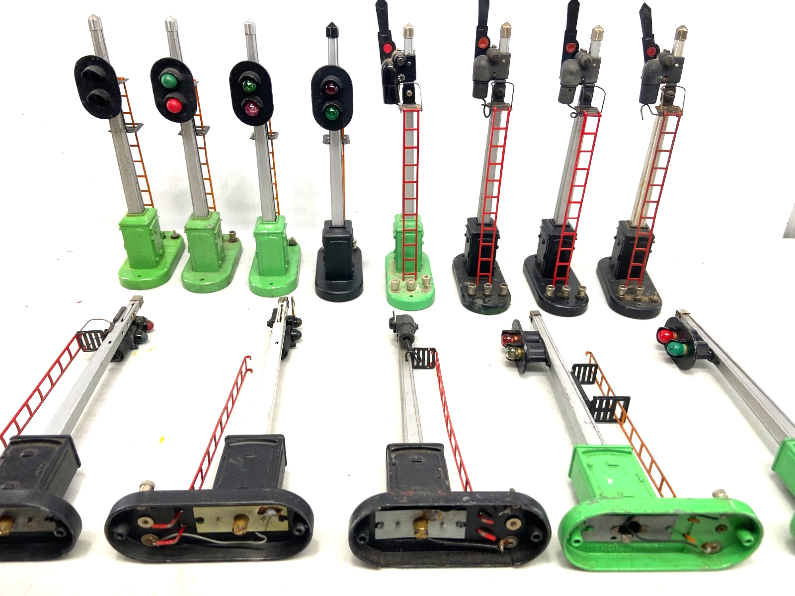 Lot 13 Piece-Postwar Lionel Block Signal -153 and Semaphores 153-3 O ...