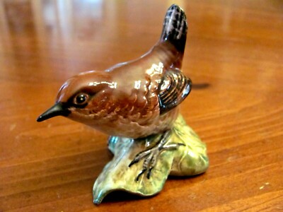 VINTAGE 'BESWICK' ENGLAND 'WREN' BROWN BIRD ON GREEN GRASSY KNOLL ...