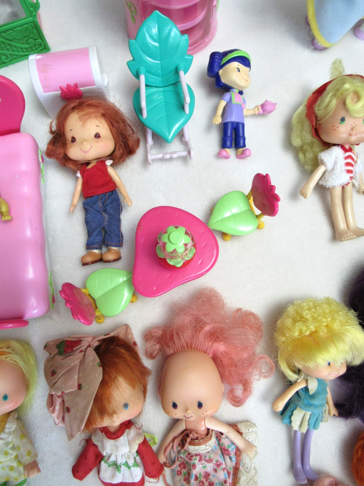 LOT OF 60+ STRAWBERRY SHORTCAKE ITEMS - ORIGINAL DOLLS/PETS/FURNITURE ...