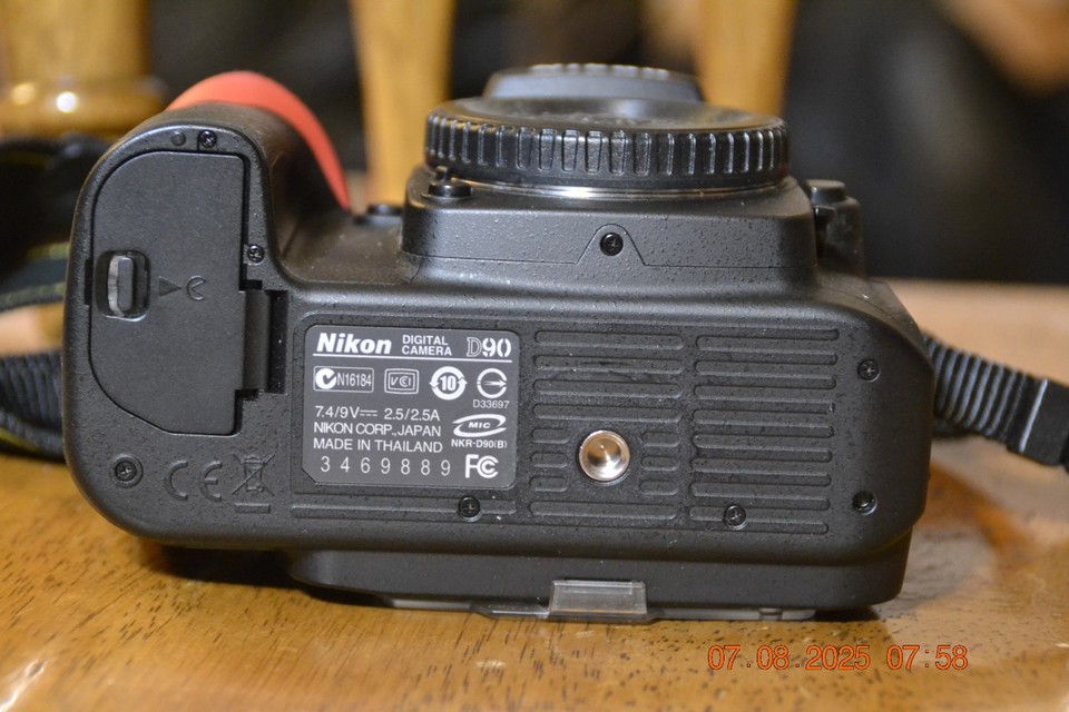 MINT NIKON D90 1987 SHOTS w/ BATTERY SD CARD STRAP BODY CAP works WELL ...