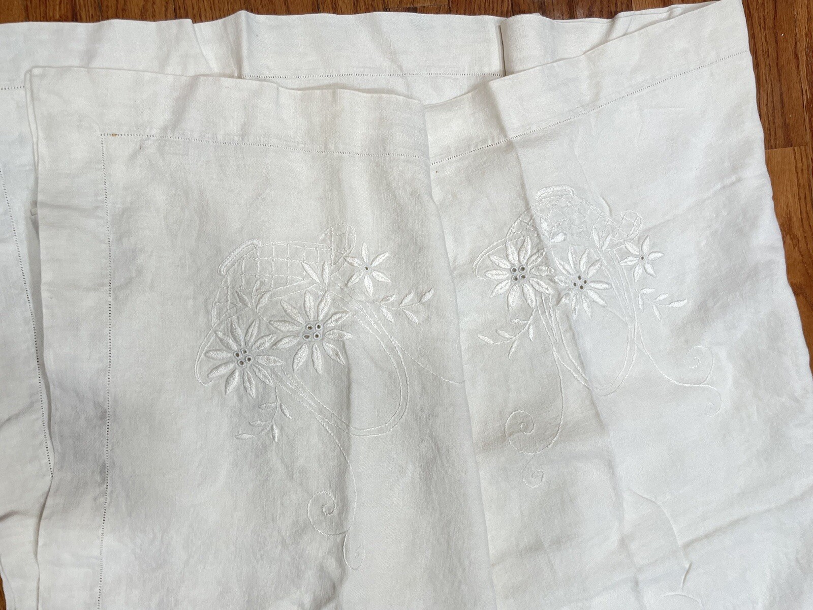 VTG Linen Tablecloth Pulled Hem Embroidered Cutwork White Daisies In ...