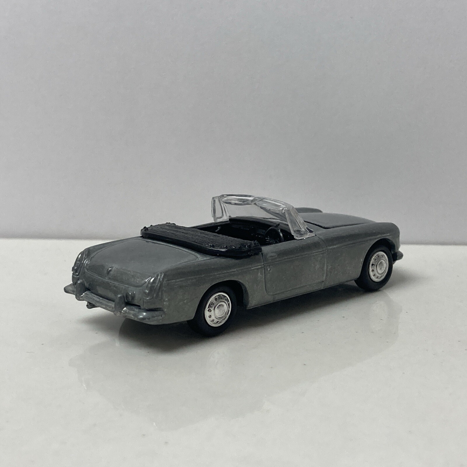 1962-1963 MG MGB Roadster Collectible 1/64 Scale Diecast Diorama Model ...