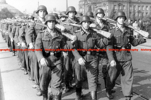 F019747 Waffen SS soldiers marching Dresden c1942 WW2 | eBay.de