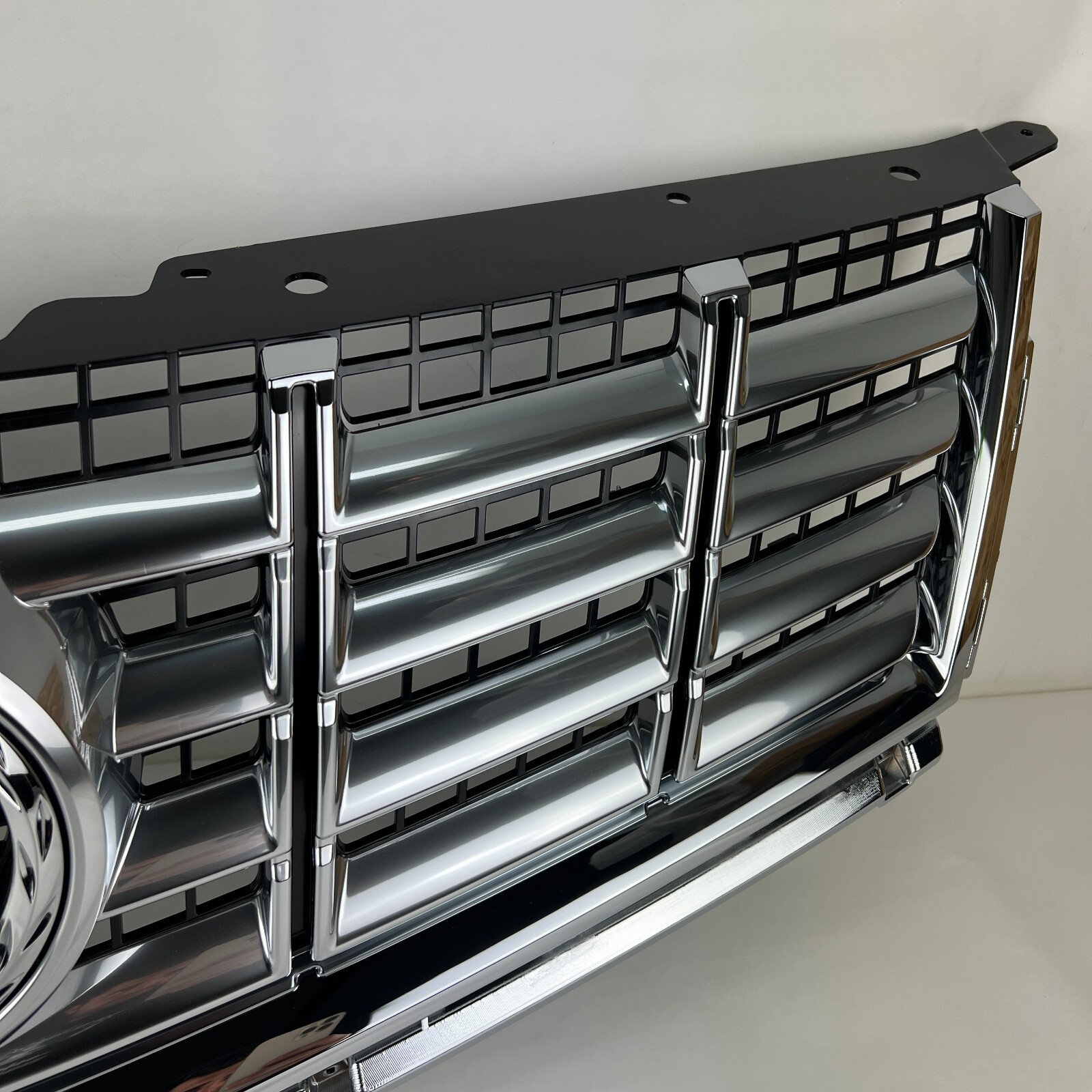 NEW OEM GM 2013 2014 2015 2016 Cadillac SRX Front Upper Grille & Emblem ...
