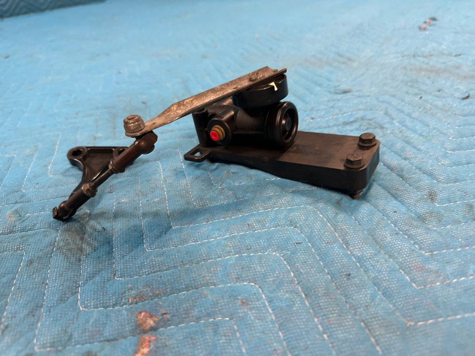 Volvo VNL Cab Level Valve w/Bracket 2023 OEM | eBay