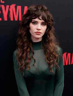 BEAUTIFUL SOPHIE THATCHER YELLOWJACKETS 8X10 Photo | eBay