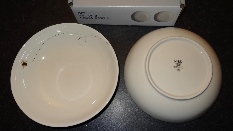 2 x MARKS & SPENCER BRAND NEW BEE PASTA BOWLS SET IN BOX BNIB BEES ...