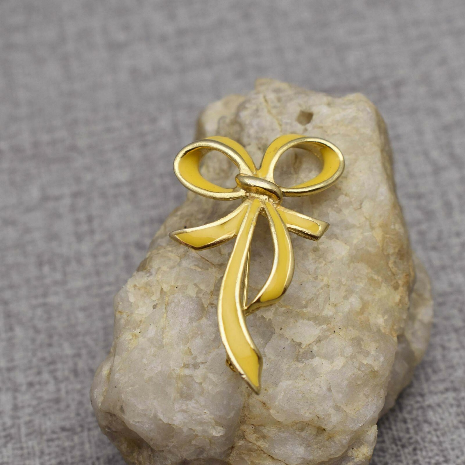 Vintage Gold Tone and Yellow Enamel Decorative Ribbon Brooch | eBay