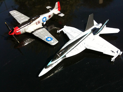 Corgi Top Gun Maverick, F/A-18E & P-51D 2 Pieces Set Diecast Models 1: ...