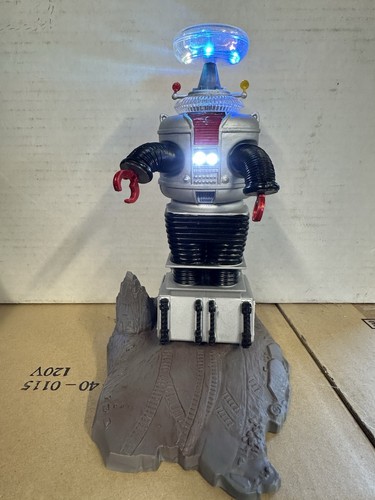Moebius 418 'Lost in Space' Robot B-9 1/24 Scale Model Kit Built And ...
