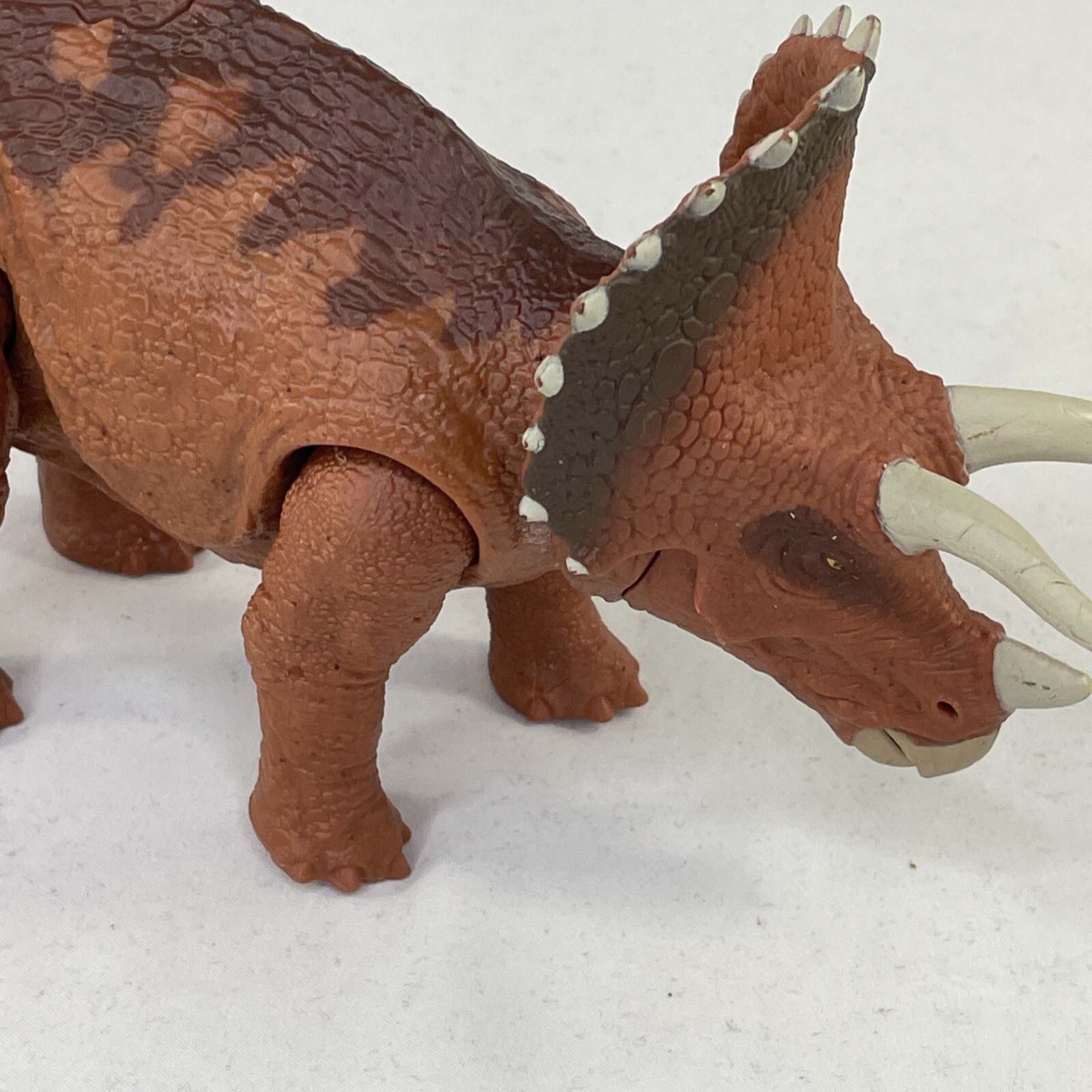 Jurassic World Fallen Kingdom Roarivores Triceratops Park Dinosaur ...