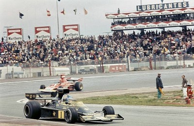 Ronnie Peterson Lotus 76 Ford leads Niki Lauda Ferrari 312B3 Spani- Old ...