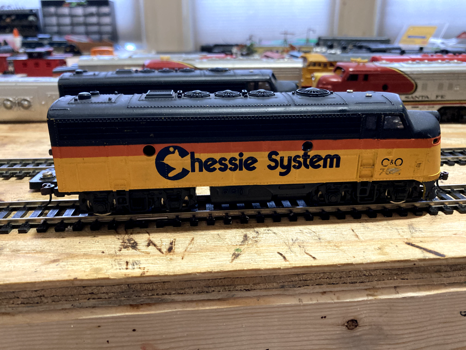HO scale Bachmann Diesel Engine with Dummy Chessie System | eBay