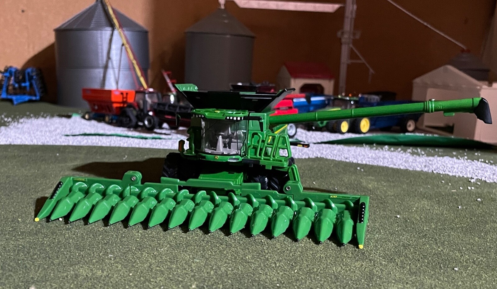 1/64 Ertl John Deere X9 1100 Combine w/ 16 Row Folding Corn Head ...