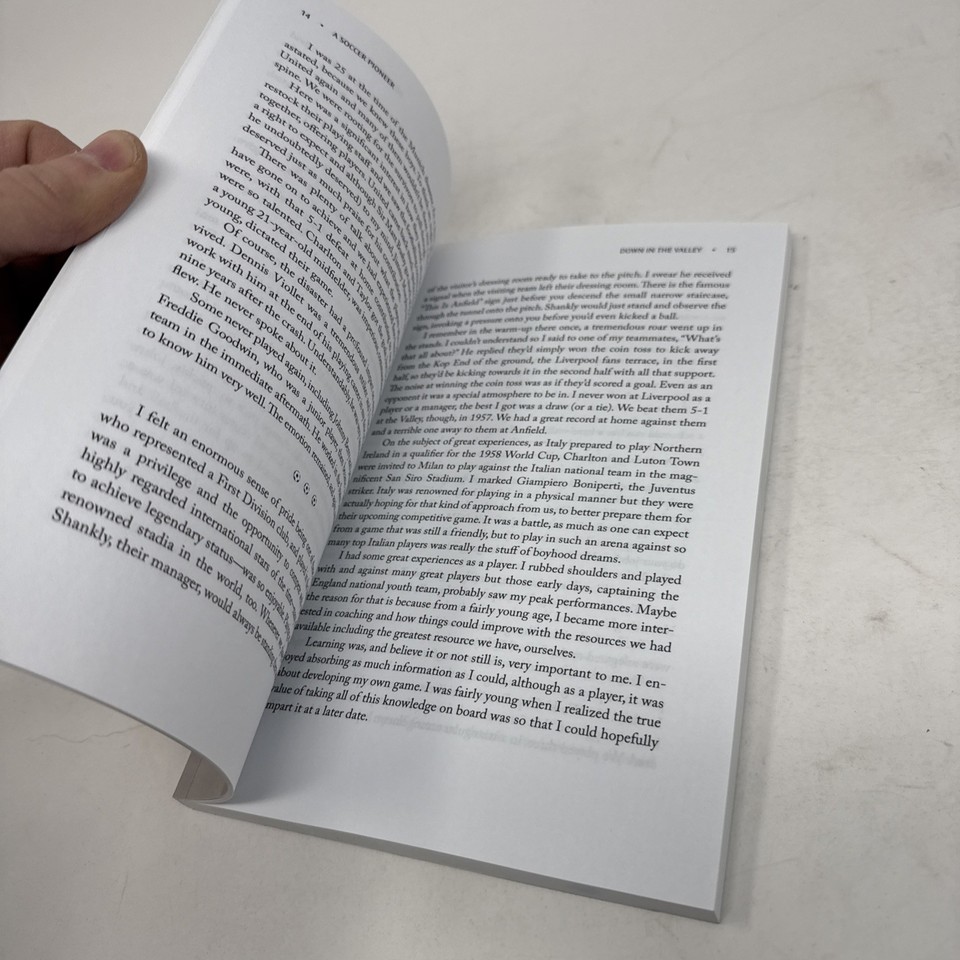 A Soccer Pioneer: The Autobiography of Gordon Jago [Paperback] Gordon ...