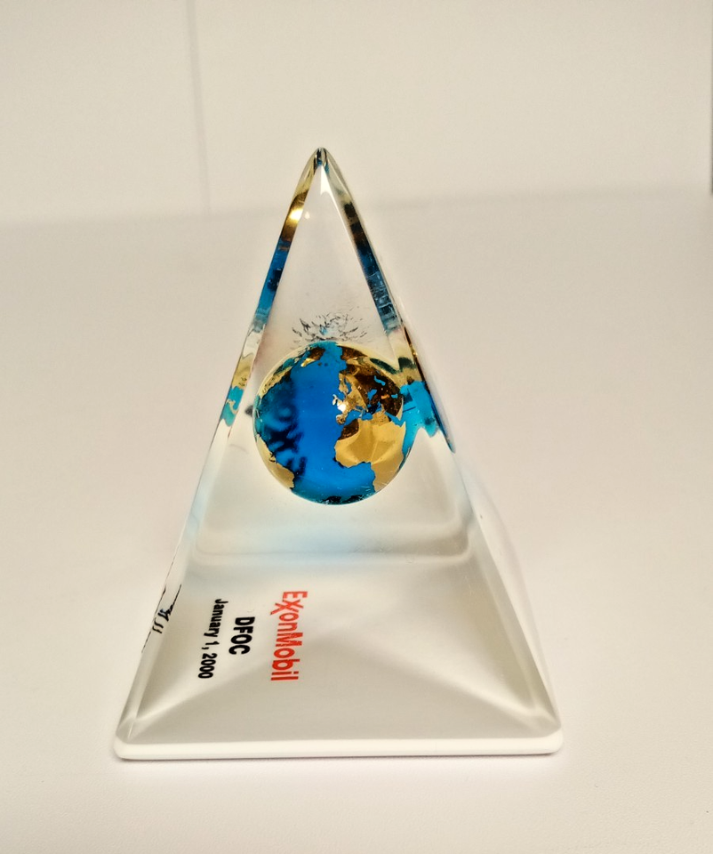 VTG EXXON MOBILE 2000 PYRAMID WITH 3D WORLD GLOBE INSIDE PAPERWEIGHT | eBay