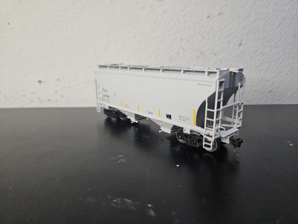 Walthers Mainline 39' Trinity 3281 2-Bay Covered Hopper TILX #34799 | eBay