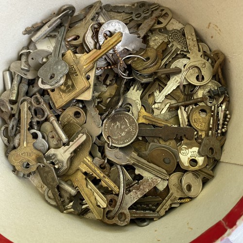 Large Mixed Lot of Vintage Metal Keys Over 3.5lbs MASTER LOCK Skeleton ...