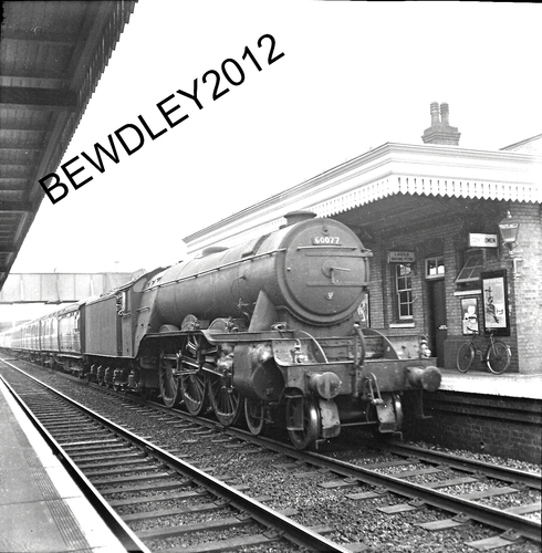 6x6cm NEGATIVE LNER 60077 "THE WHITE KNIGHT" LITTLE BYTHAM STATION LINC ...