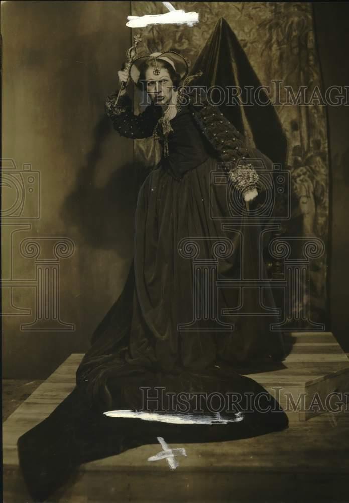 1935 Press Photo Actress Aline Richter Stevens in "Elizabeth the Queen ...
